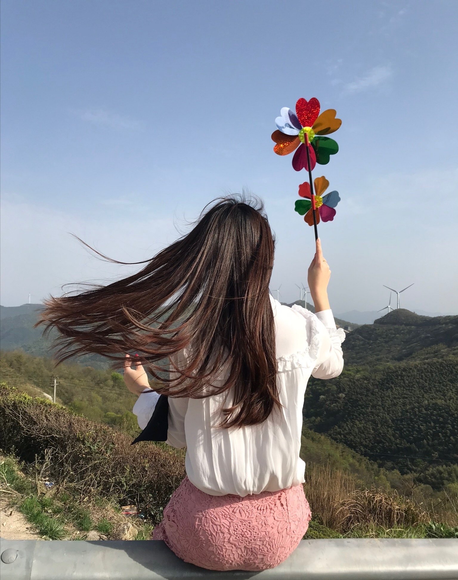 Ffffffuck Me👙 On Twitter #反差婊 #骚母狗 #肉便器 #公交车 #露出 今天主人带我来爬山,在半山腰跪下给主人口,主人还用藤条抽够够的屁股,抽的狗狗屁股一直抖,到