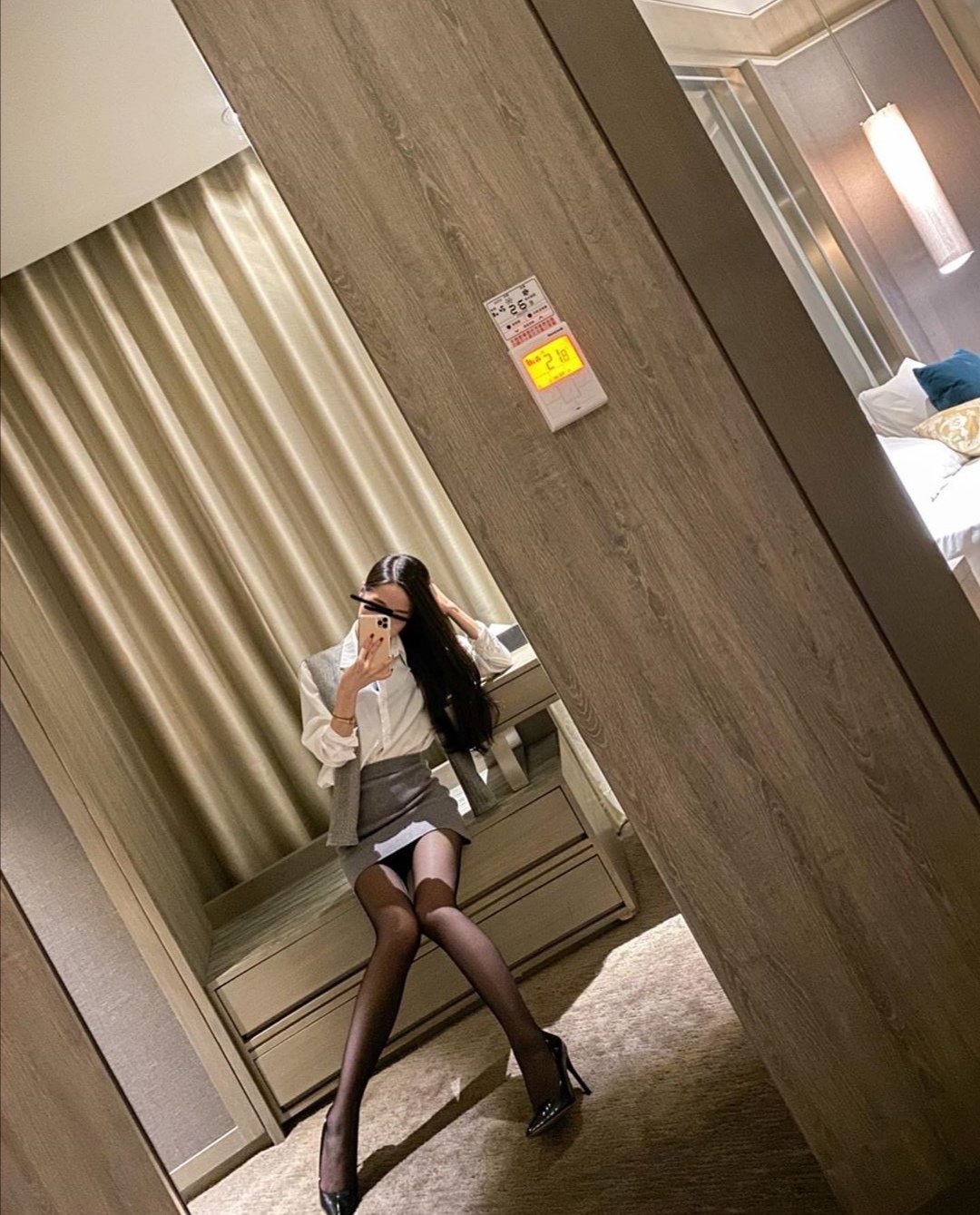 Ffffffuck Me👙 On Twitter ＃反差婊 ＃骚母狗 肉便器 ＃公交车 晚上领导打电话来说他的一个大客户点名要要玩我，正好主人刚走，被主人虐的走路一瘸一拐的，屁股上被抽的