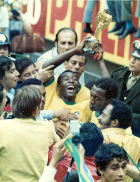 Pele Holding World Cup