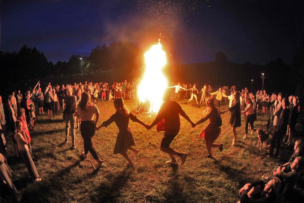 In pics: Revelers in Lithuania celebrate traditional summer solstice ...