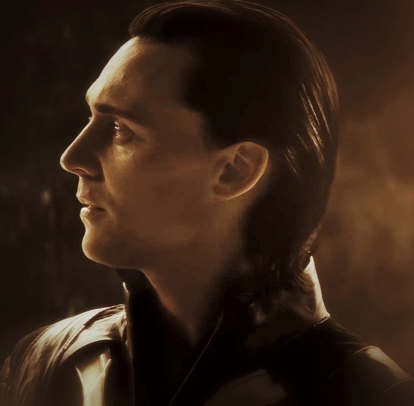 Tom Hiddleston Face Profile