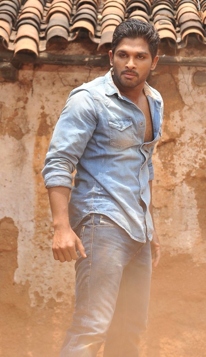 Allu Arjun In Police Dress In Yevadu