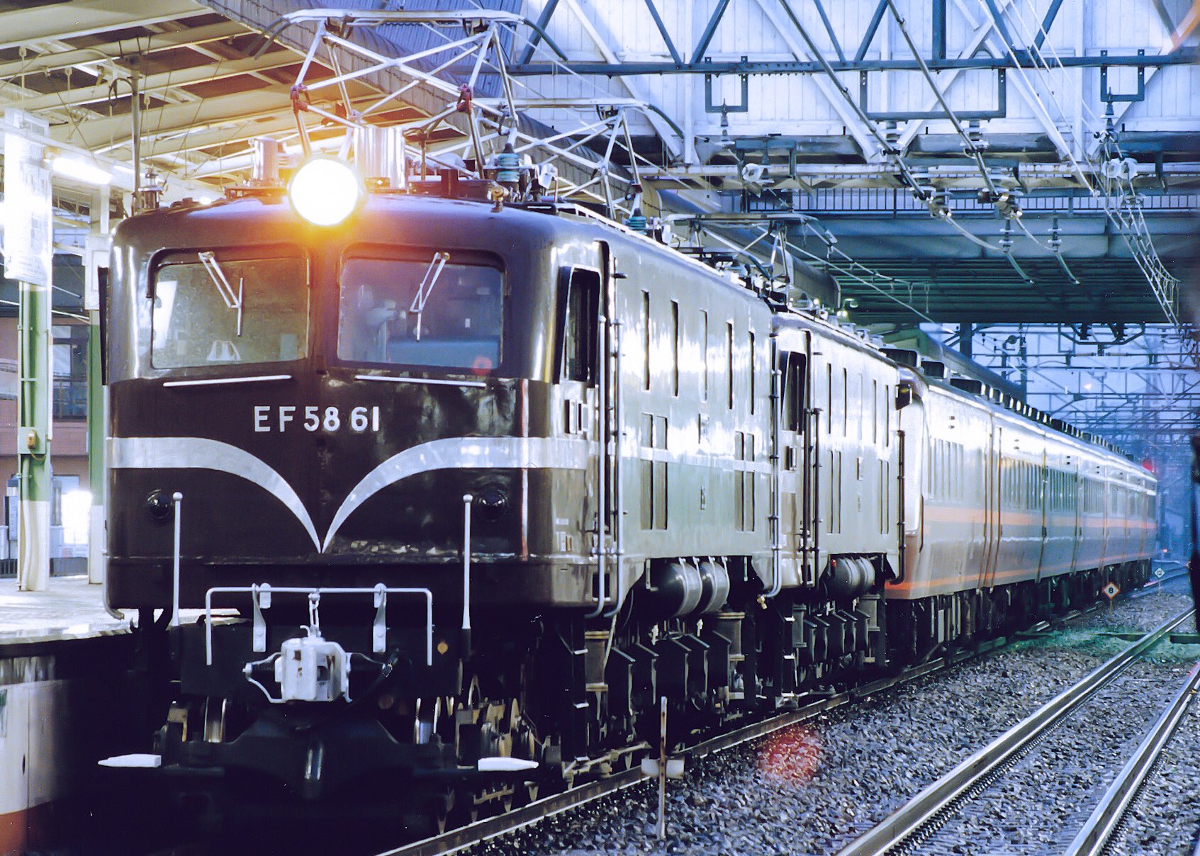 Manabu～ on Twitter: "1995.3.25 高崎線 桶川駅 EF58 61+EF58 89+サロンエクスプレス東京 慶応大学鉄道研究会創立60周年記念号として、往年のゴハチが ...