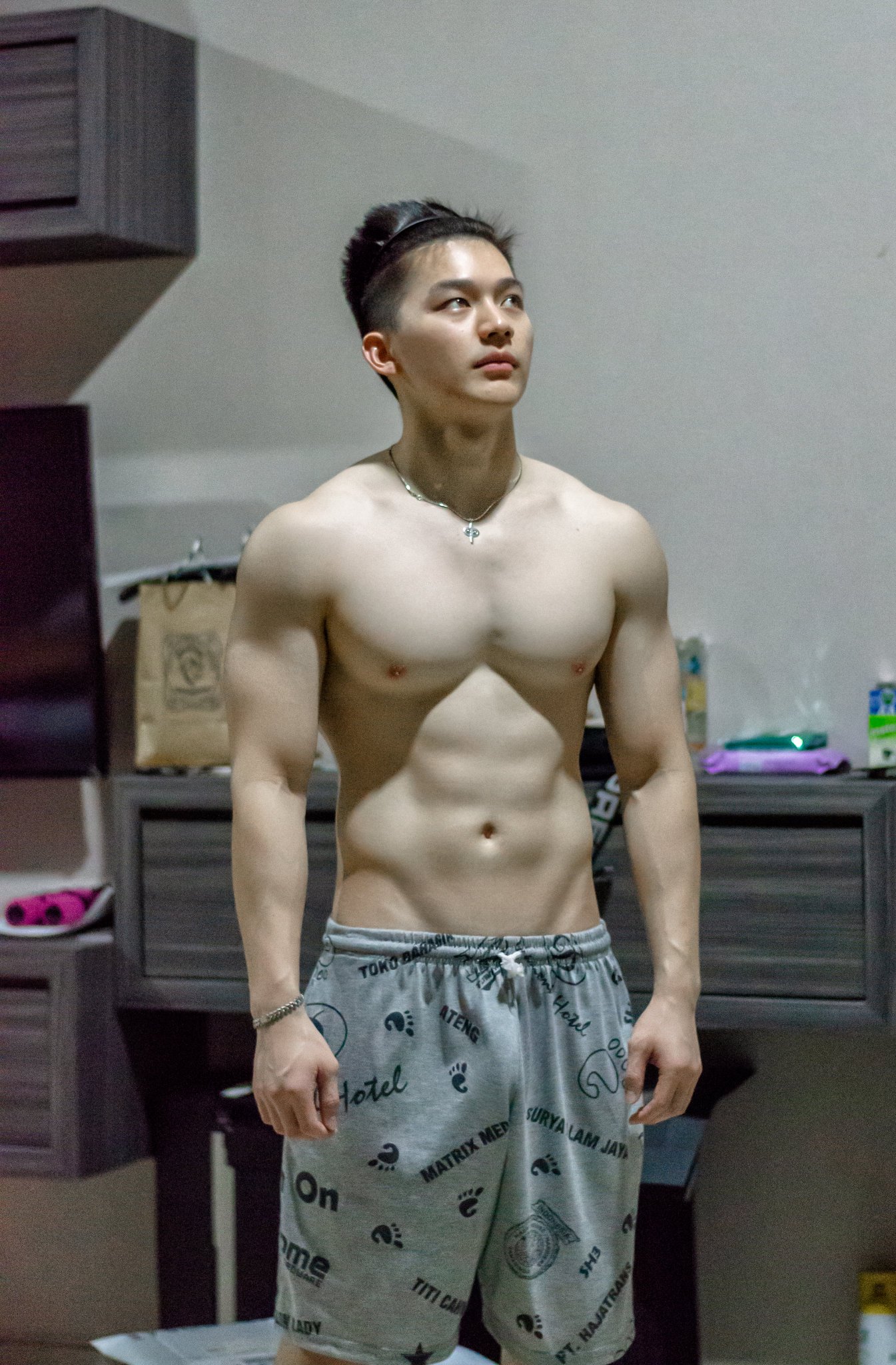 Edward Candra on Twitter: "klo duduk tetep kliatan gemukan sih tapi..…