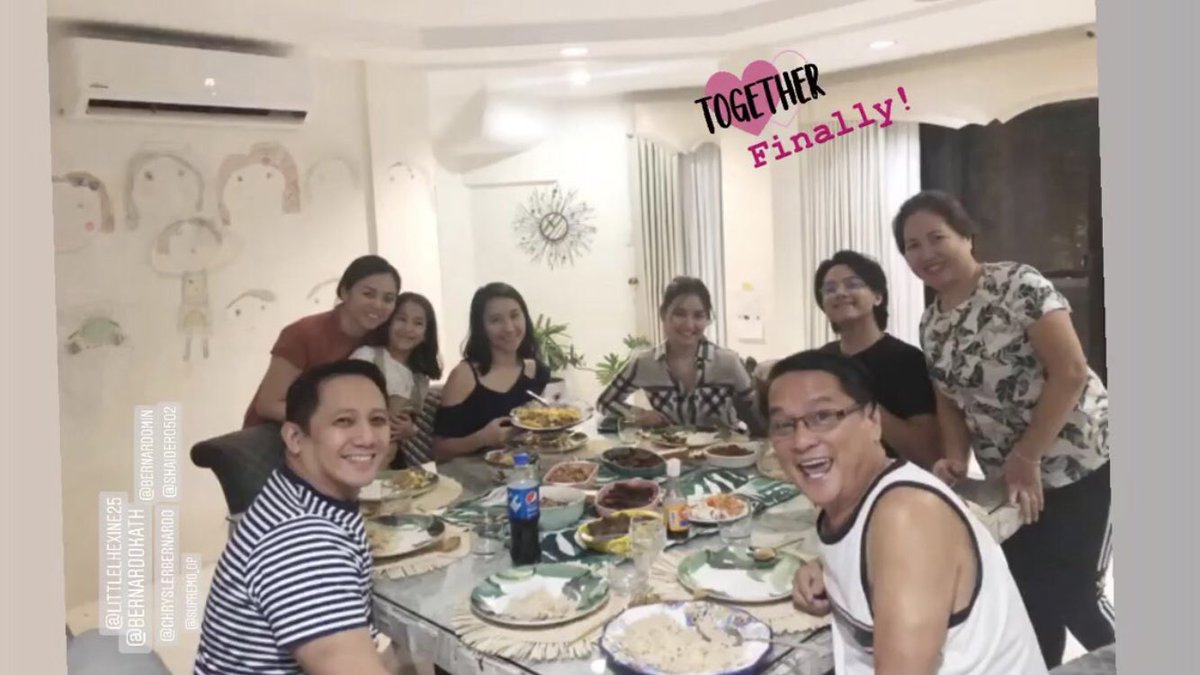 Pamilyang Kumakain Sa Lamesa