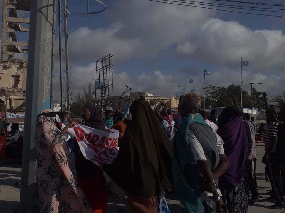 BREAKING: Protestors Gather in the streets of Mogadishu to protest on ...