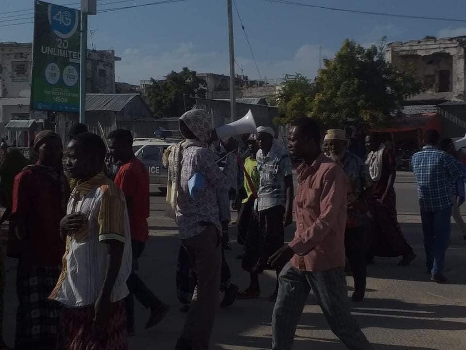 BREAKING: Protestors Gather in the streets of Mogadishu to protest on ...