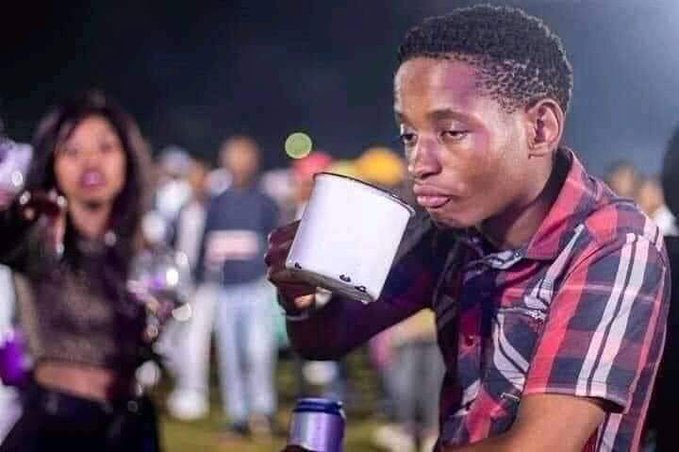 Tefo Moloi on Twitter: "The girlfriend is so relaxed 😑shes like :Kuyajolwa emhlabeni # ...