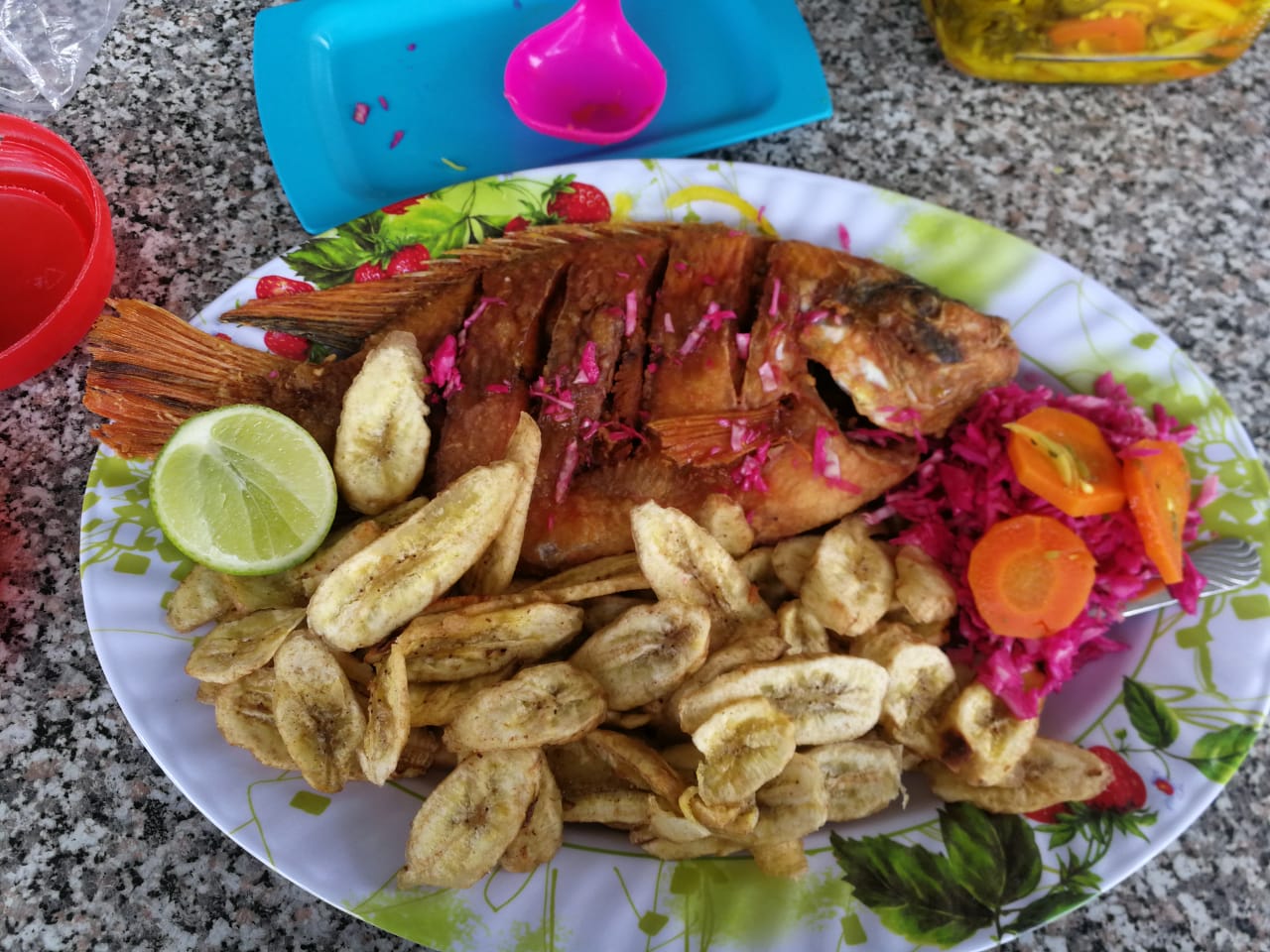 Pescado Con Tajadas