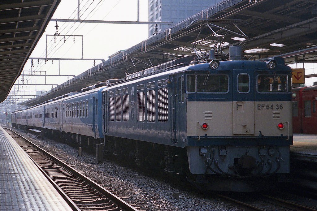 しんつるみゆき on Twitter: "96年8月、品川−大月を往復した、EF64 39と36の品川常駐機PPによる12系オク座。蒸し暑い夏の夕方、中野駅のホームはロクヨンのブロワー音と12 ...