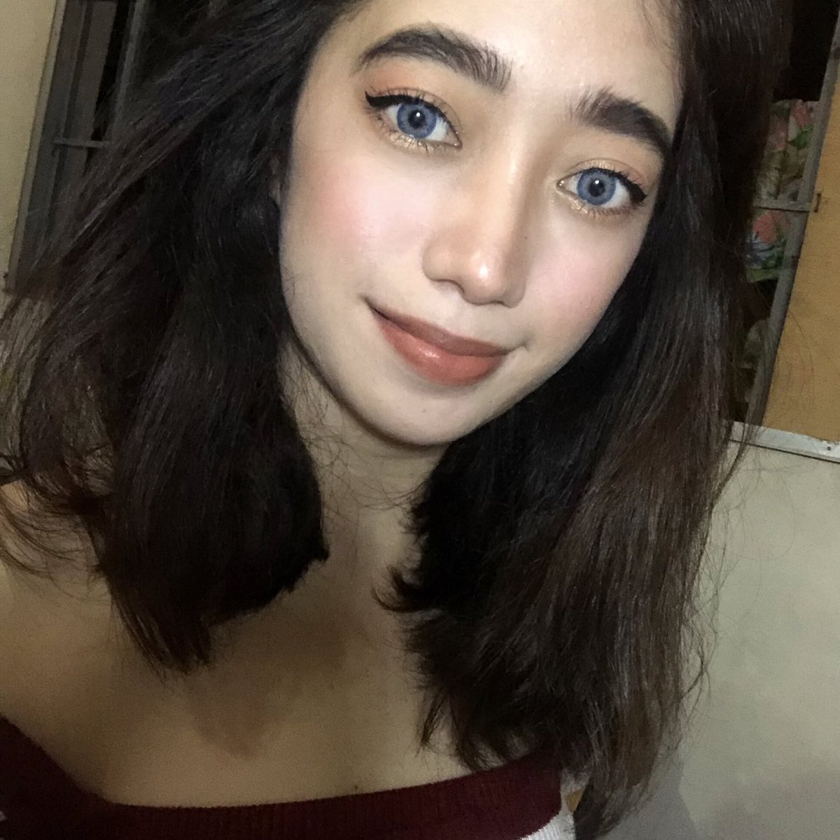 「I tried the blue contact lenses i bought」|Osh 🎀 Comms openのイラスト