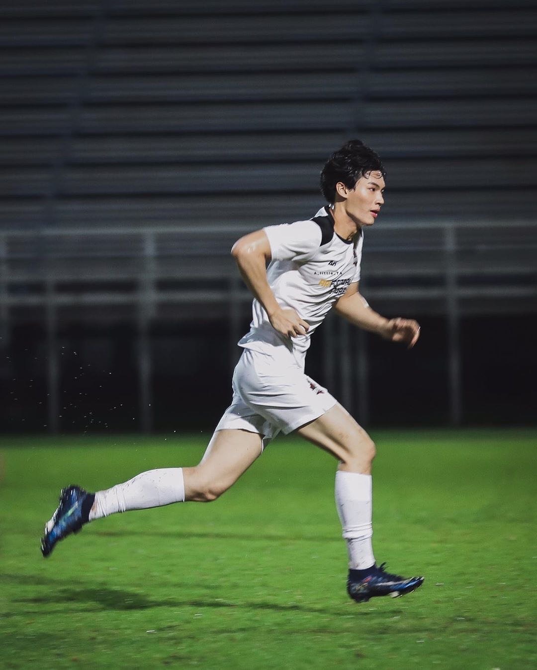 liunai on Twitter: "老婆以后多去踢足球吧 我喜欢看💛🤤 https://t.co/Zgca5gJYaw" / Twitter