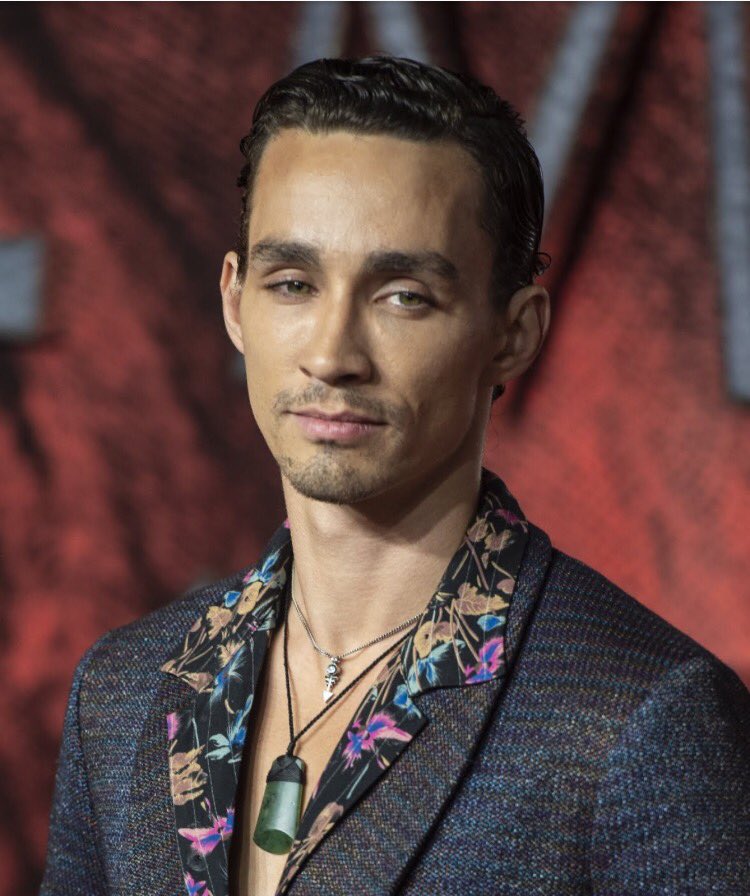 Robert Sheehan Hot