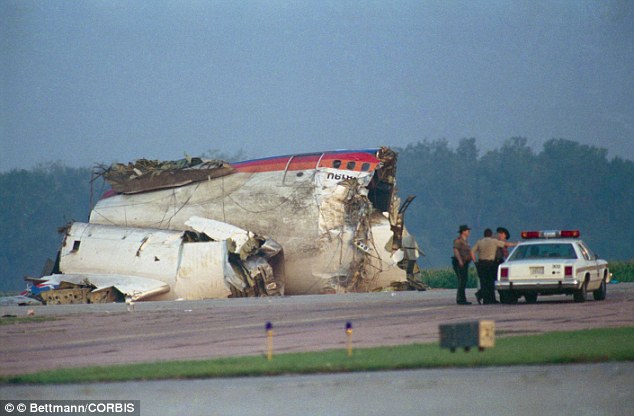 #OTD in 1989: United Airlines Flight 232, a DC-10, crash lands in Sioux ...