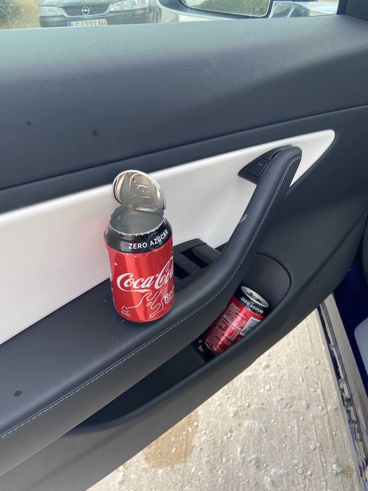 Poderoso más Adiós lata de coca cola explota medio Visualizar estropeado