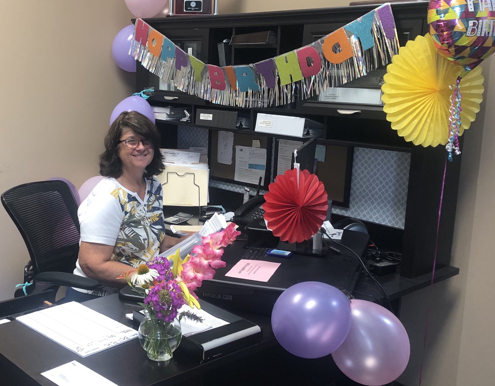 10+ office birthday desk decorations to Celebrate Your Colleagues in Style