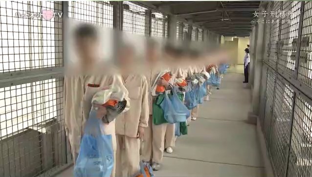 女子刑務所女子受刑者 On Twitter 女子刑務所で女子受刑者が毎日2回、寮↔️工場往復時に行われる全裸身体検査通称「カンカン踊り」。 女子刑務所 女子受刑者 全裸 身体検査 