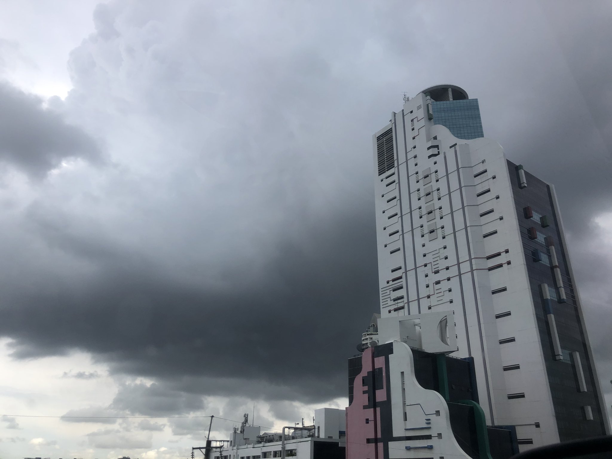 JS100 on Twitter: "RT@ChannJames : 🌫ให้ภาพเล่าเรื่อง.. ตึกเนชั่นบางนา #ฝนตก https://t.co ...