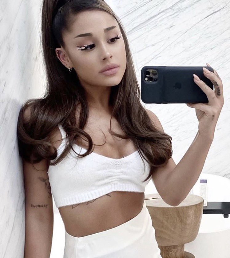 ariana-grande-mirror-selfie