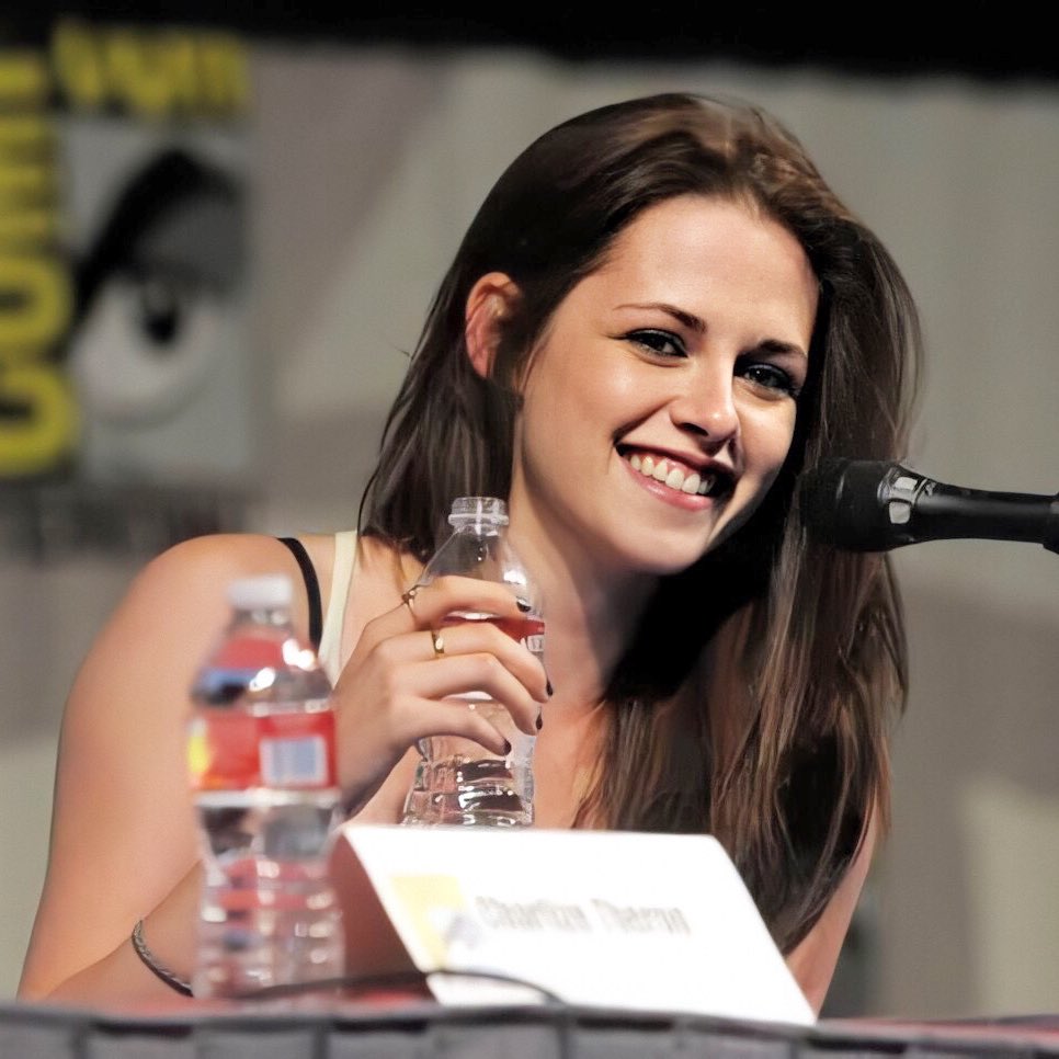 Kristen Stewart With Straight Hair