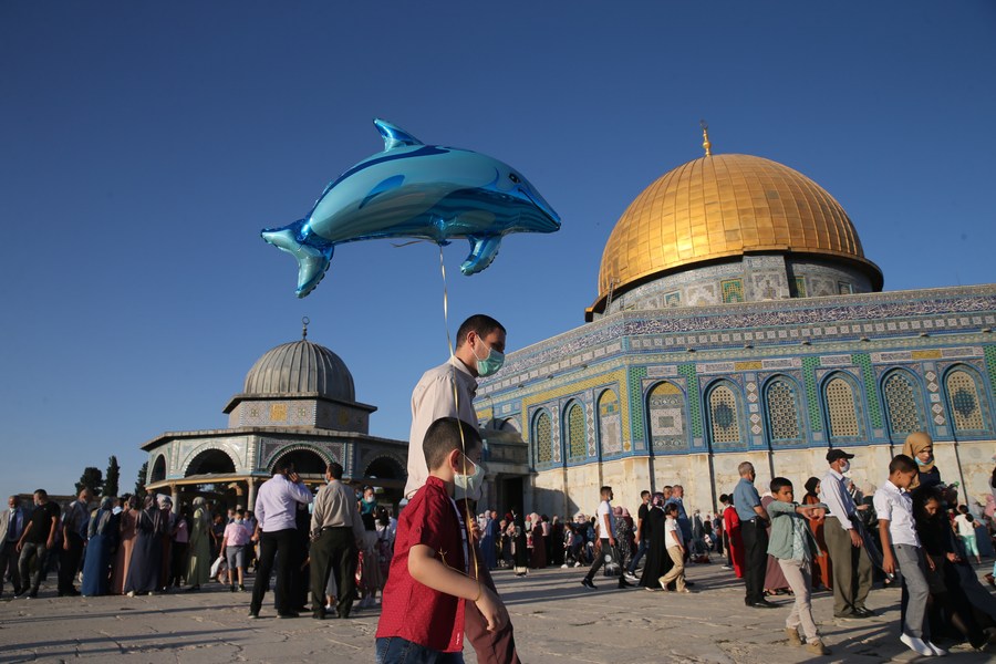 Muslim worshippers pray at al-Aqsa Mosque compound in Jerusalem's Old ...