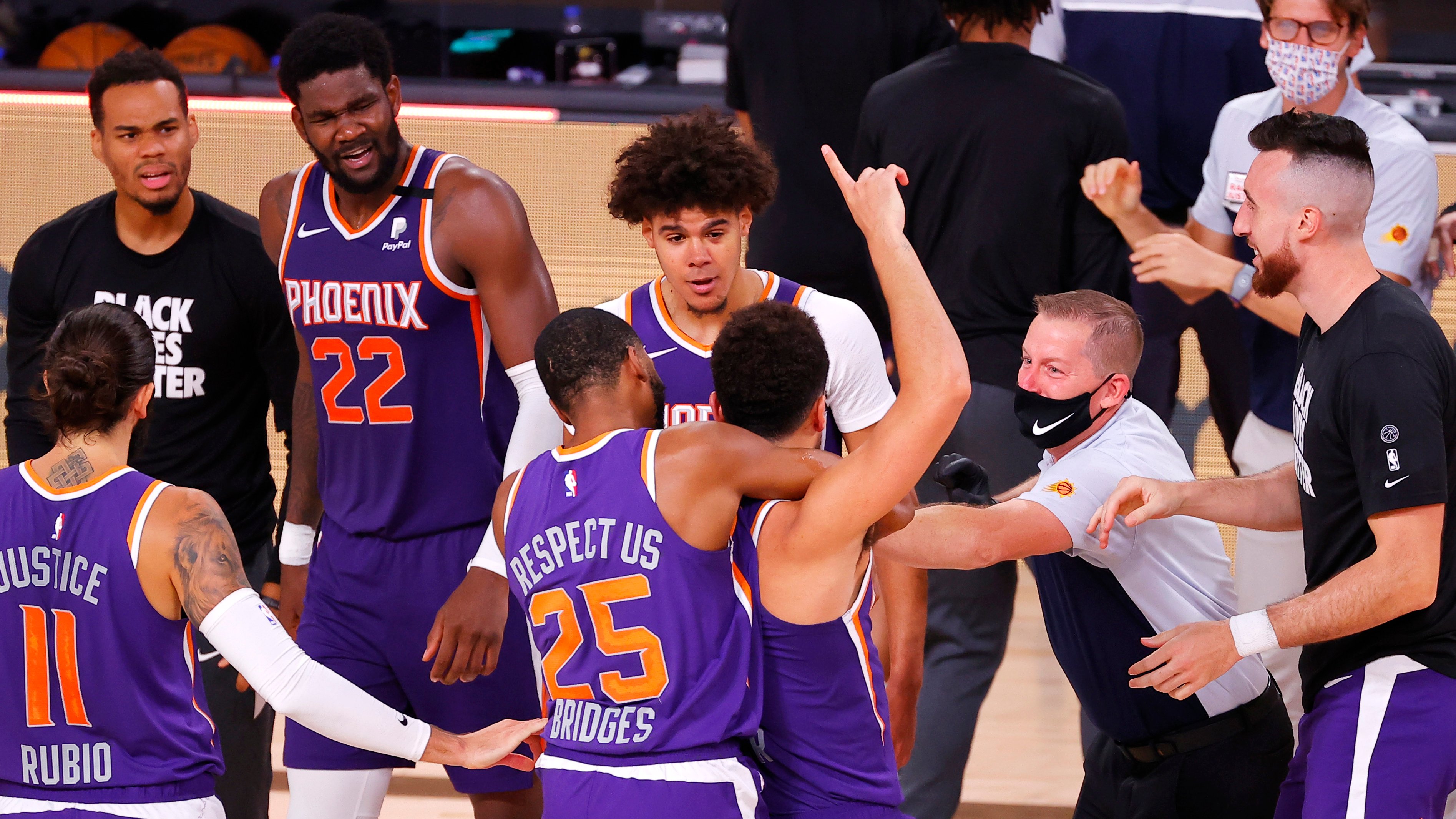 Devin Booker's buzzer-beater against Clippers is one for the history books / Twitter