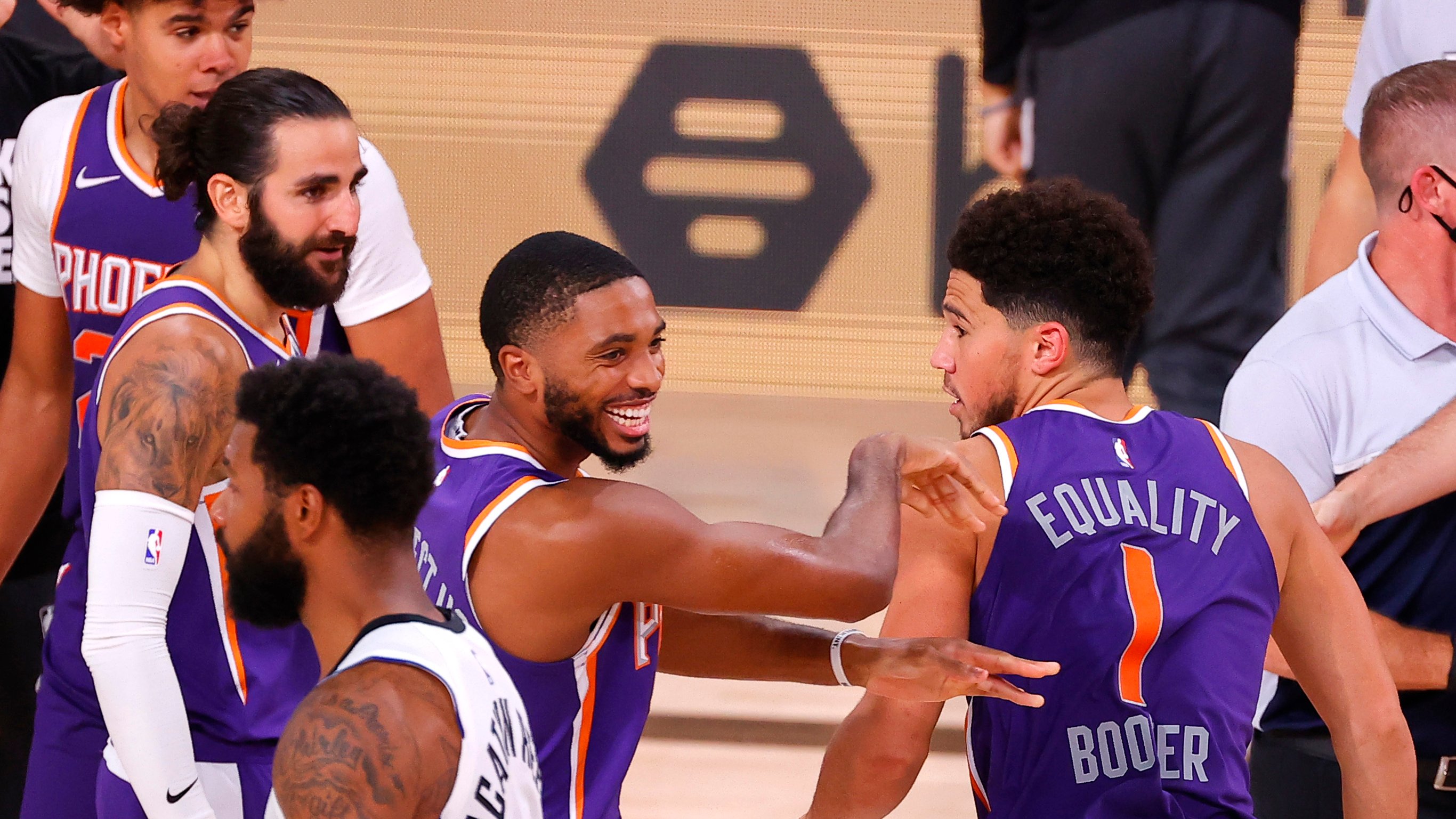 Devin Booker's buzzer-beater against Clippers is one for the history books / Twitter