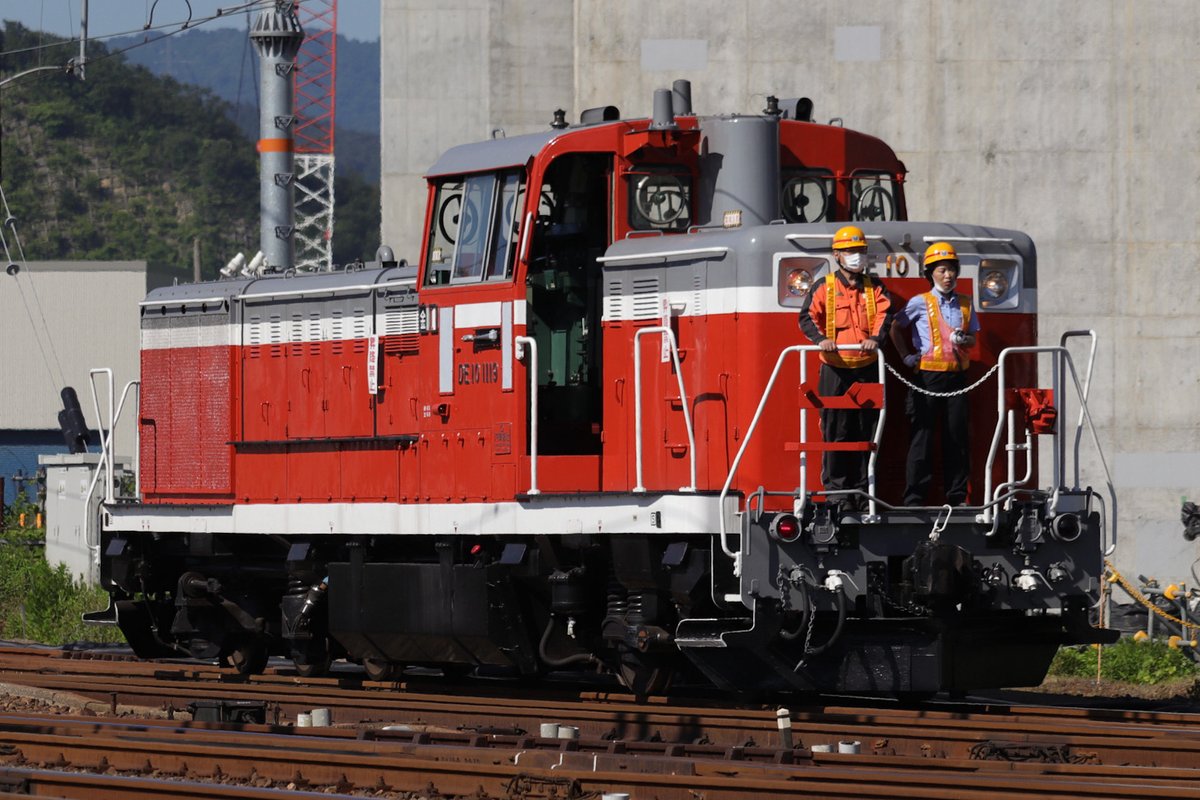 北陸民 on Twitter: "DE10-1119が敦賀に配置されてから今日で49年。 生まれは汽車製造大阪工場。 今年は貨物列車の救援にも赴きました。…