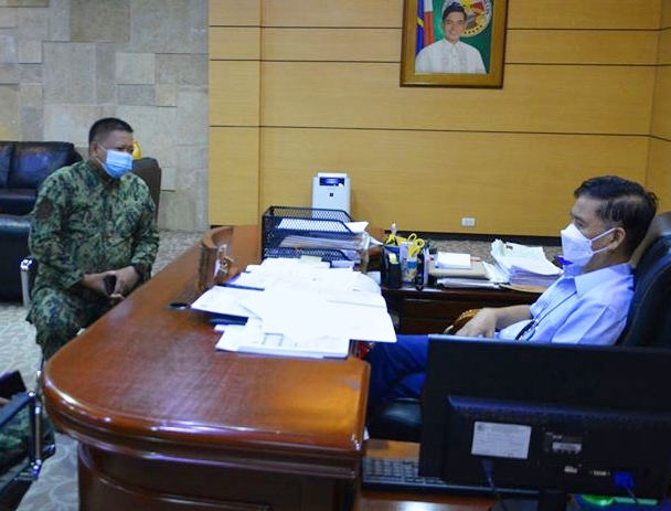 New Muntinlupa Police chief Col. Melecio Buslig Jr. (left) paid a ...