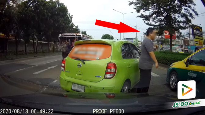 JS100 on Twitter: "แทรกแถวจะเข้าเลนยูเทิร์น ทำคนอื่นเบรคหัวทิ่มก่อนลงจากรถหาเรื่อง (คลิปจาก ...