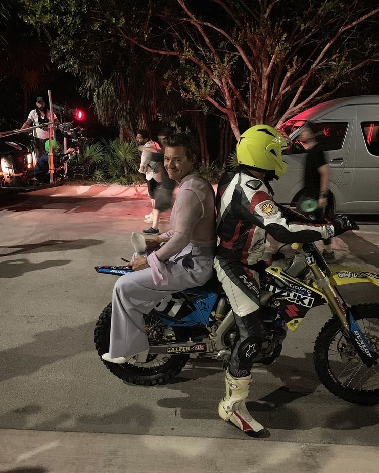 guille 🇦🇷 on Twitter: "your camera roll if harry styles was your boyfriend: [ a very long but ...