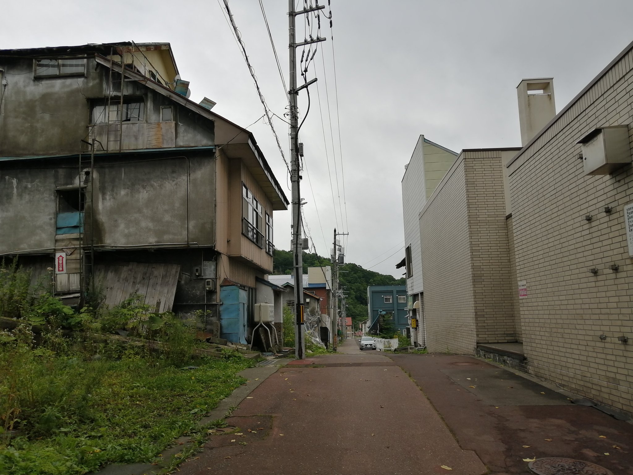 代官＠旅ブログ「47の記憶」 on Twitter: "夕張市梅ヶ枝通り。 山の斜面にあるかつての繁華街を歩く。炭鉱マン達が飲み歩いたであろう飲み屋街には廃屋が目立つ。そんな中にも現役の店が幾 ...