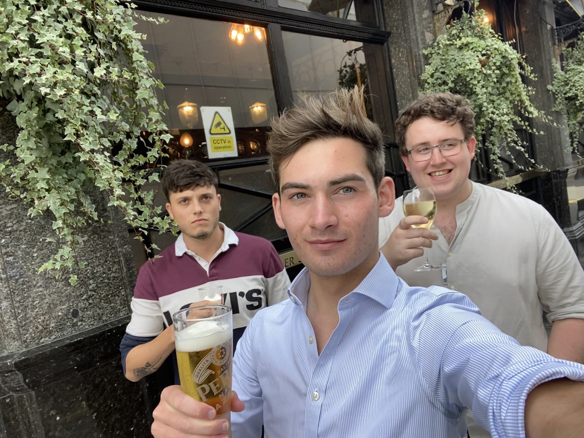 Tom Harwood on Twitter: "First pints at a newly reopened Red Lion 🍺🍻 https://t.co/Z8Ki4ADvQg ...