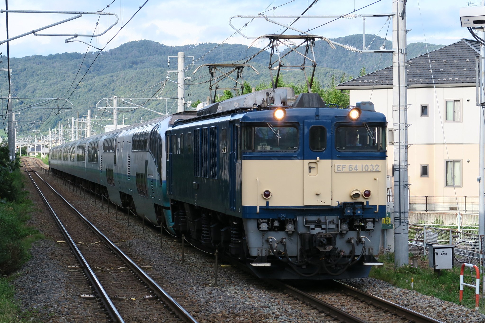 まりる on Twitter: "9/3 251系RE-4編成 廃車回送 EF64 1032牽引 安茂里を通過しました 見送りされた皆様お疲れ様でした https://t.co ...