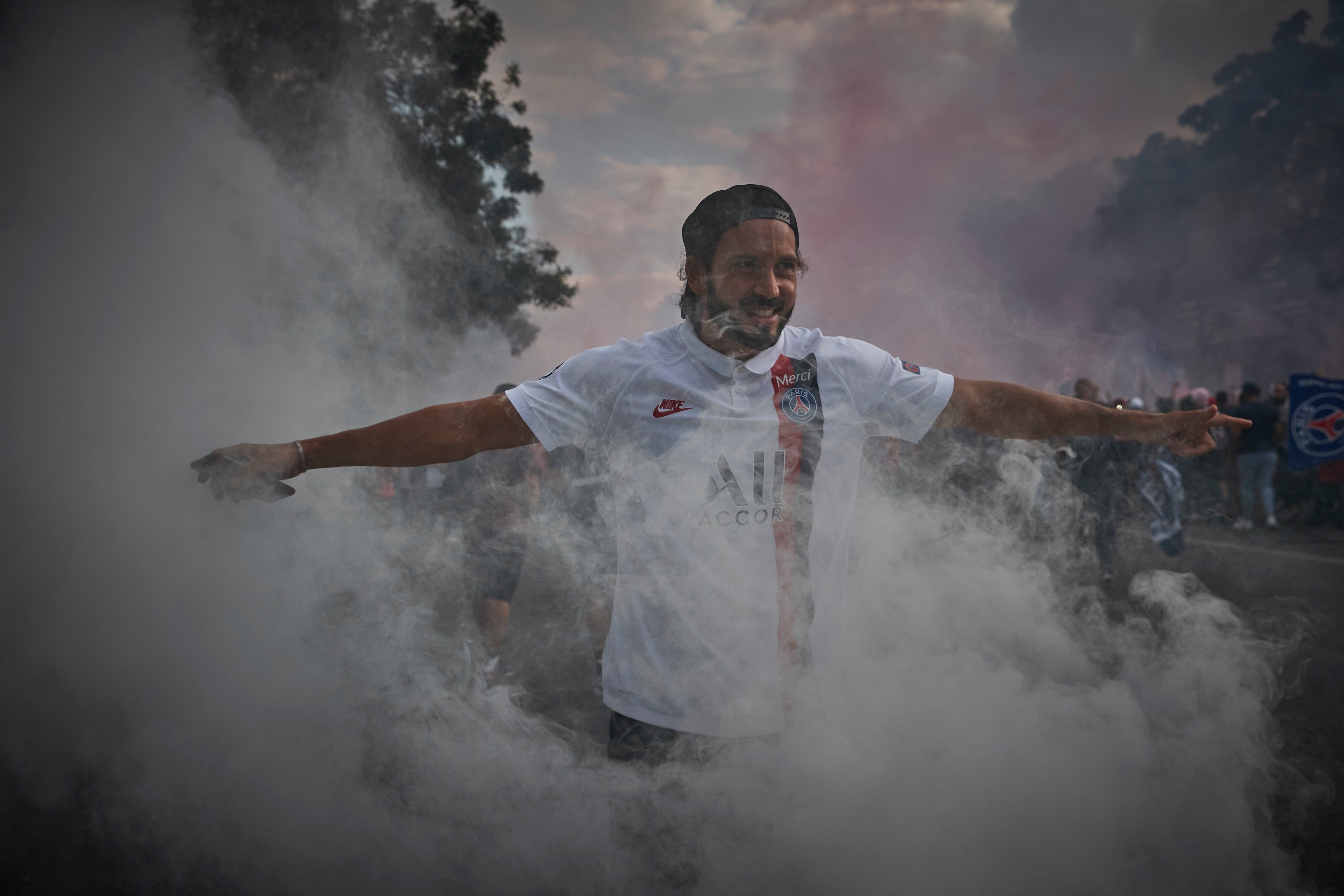 Tifozët e PSG-së ende pa filluar ndeshja kanë filluar festënSinjali Tifozët e PSG-së ende pa filluar ndeshja kanë filluar festënSinjali