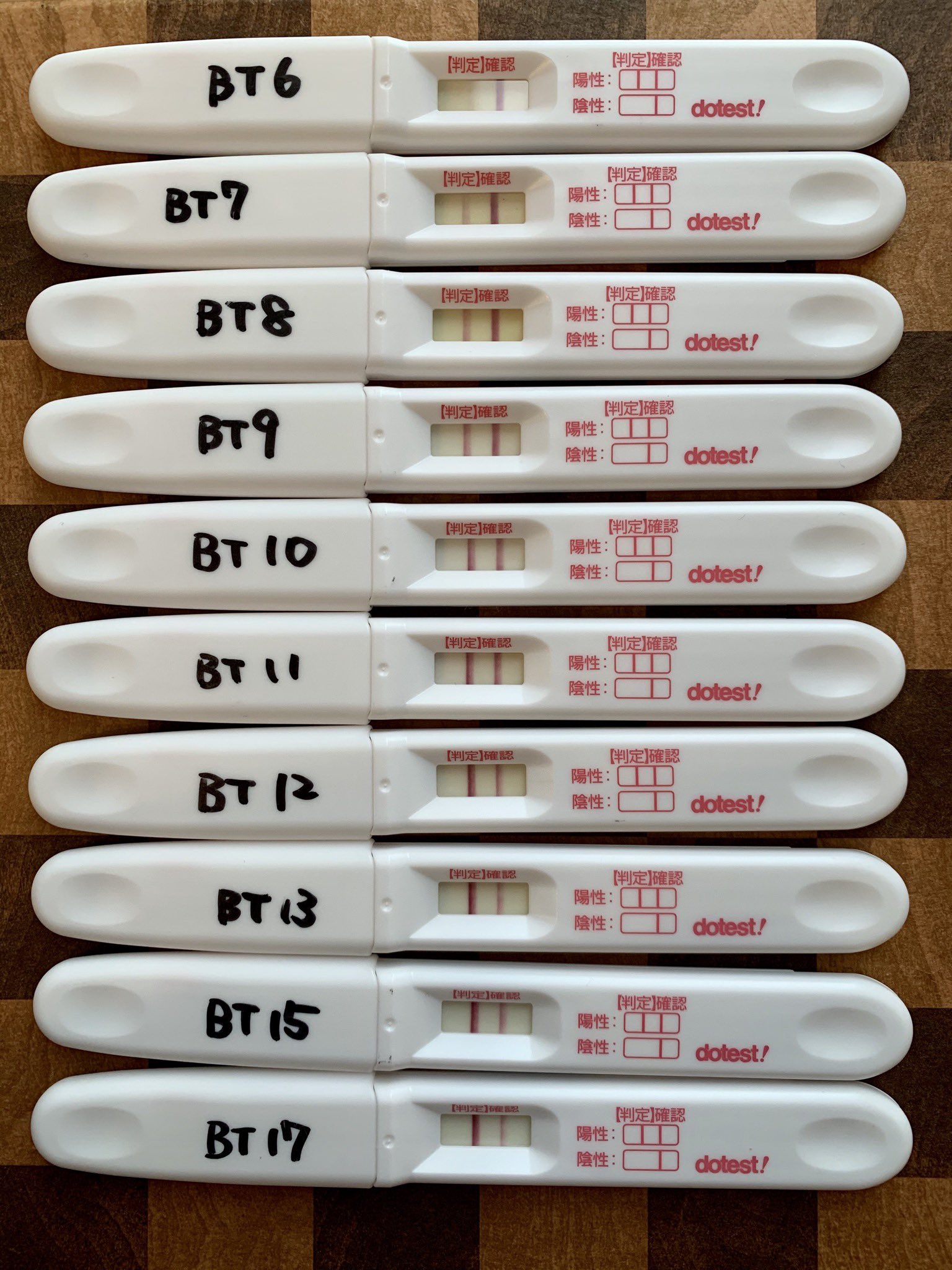 モイ@40歳体外受精からの妊娠出産 on Twitter: "BT6から本日BT17までの妊娠検査薬を比較〜14は病院で検査したからやってなくて、それ以降は隔日で。確認線がなかなか消えなくて ...