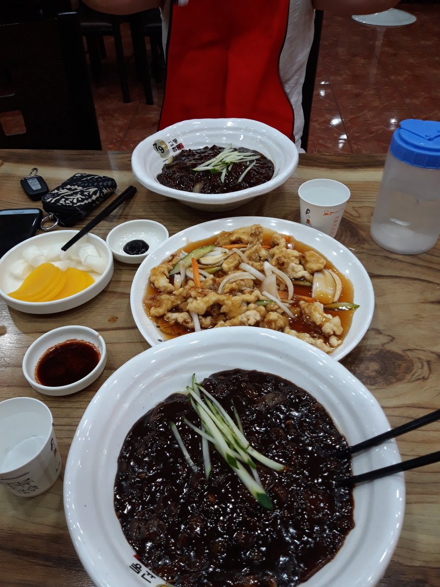 중국요리가 배달음식으로 좋은 이유라면... 뭔가 동양의 파티음식같달까...?? 그리고특히 짜장면과 짬뽕, 탕수육같은 중국음식은 ...