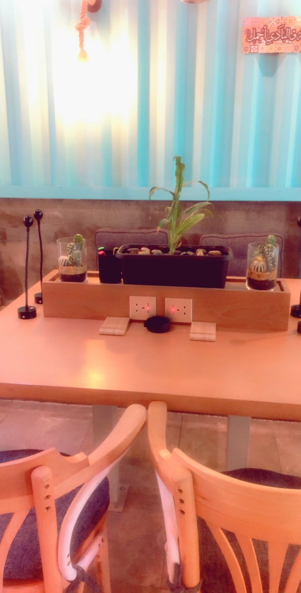 بما انه(اهل مكة ادرى بشعابها) ولانه مكة مظلومة ودايماً يقولوا اهلها ...