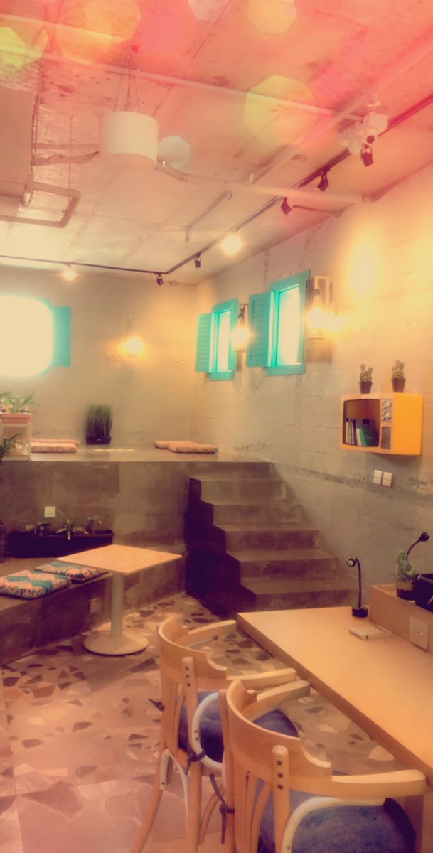 بما انه(اهل مكة ادرى بشعابها) ولانه مكة مظلومة ودايماً يقولوا اهلها ...