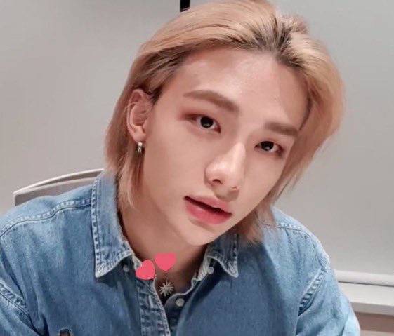 thinking about seungjin on X Hyunjin just mentioned in his Vlive that the daisy necklace he always wears is in fact a gift from seungmin and not Han like how everyone thinks