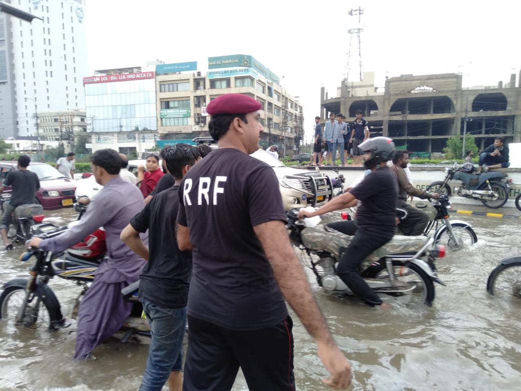 Khan Mallah on Twitter: "RRF Commandos helping the people during rain emergency at Karachi on 26 ...