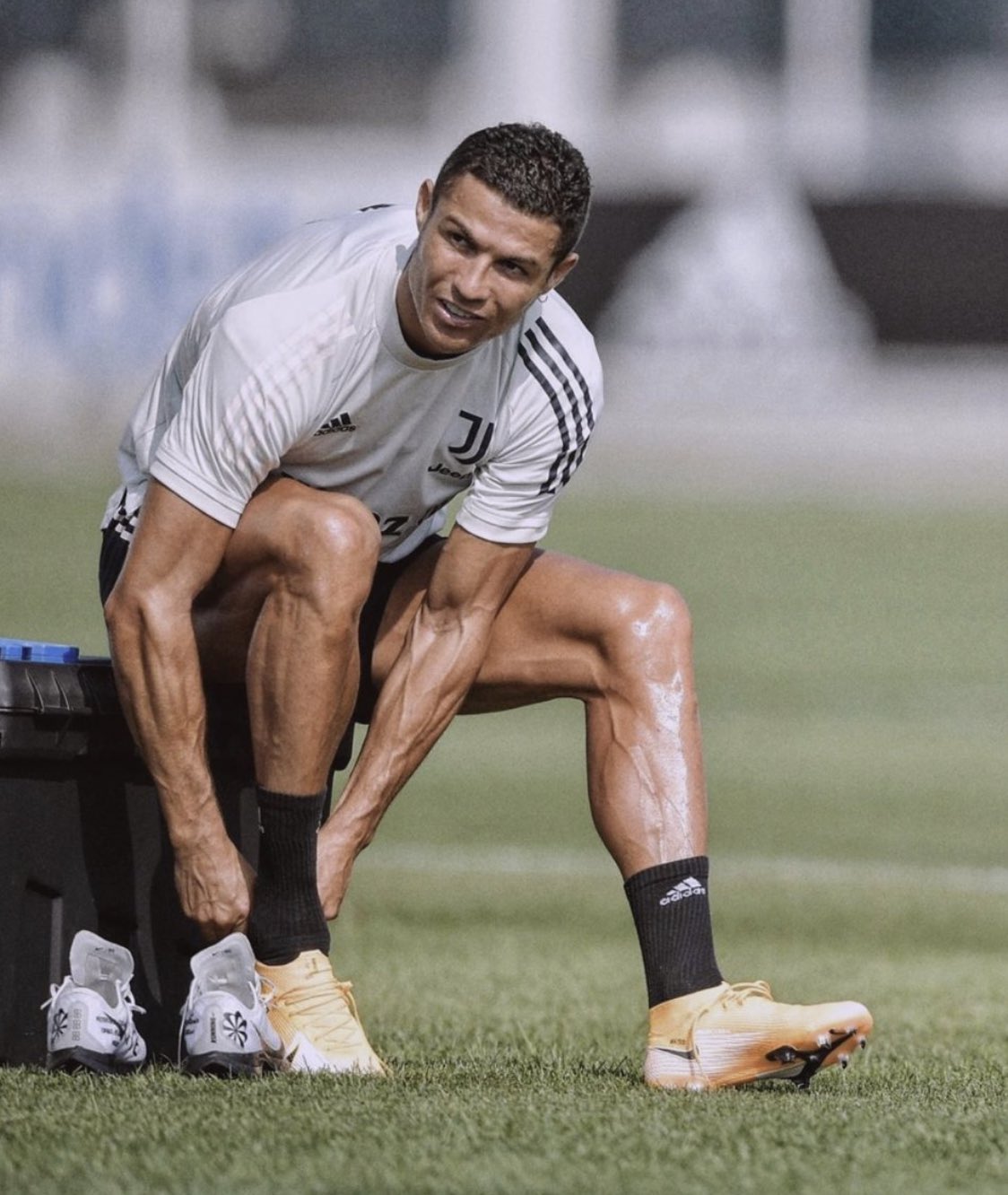 Cristiano Ronaldo Calves Size Cristiano Ronaldo: 10 Million In A Day!