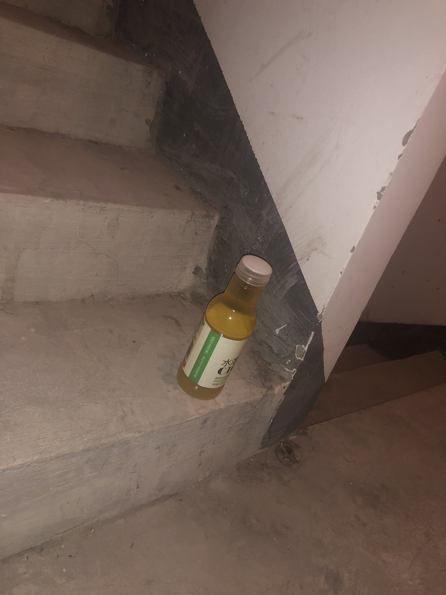 胯下之辱 On Twitter 半夜在楼道发现了一瓶好喝的,有骚逼想喝吗?直男圣水 Fe4i11qo3c