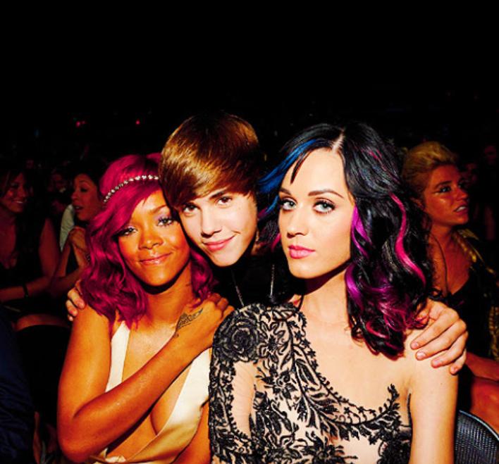 헐리우드 - 리한나와 케이티 페리의 뽀뽀를 받는