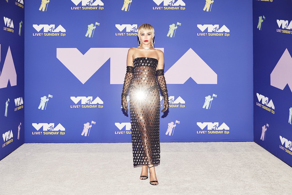 #vmas red carpet moment yasssssss #vmas Miley Ray Cyrus @mileycyrus