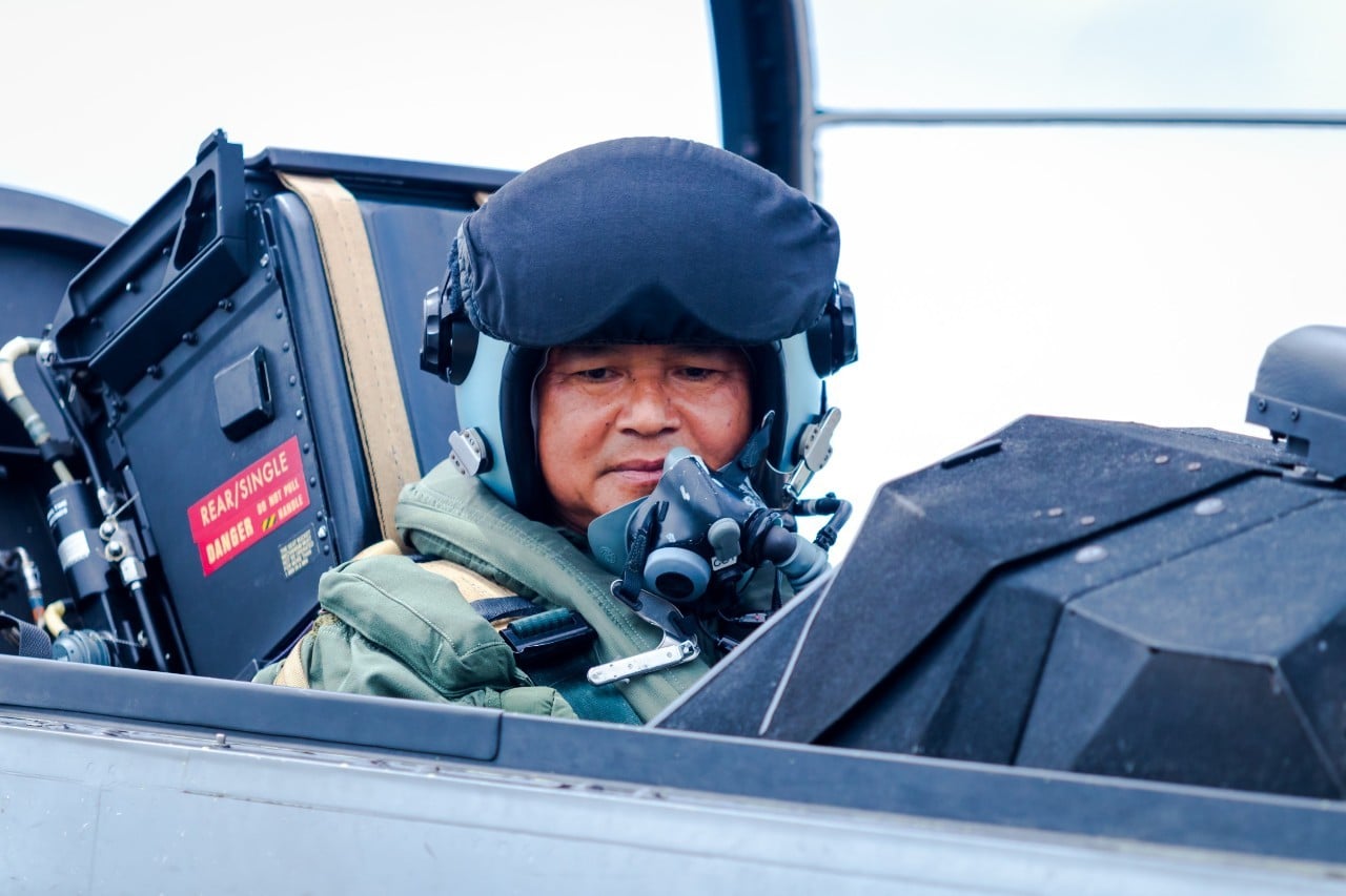 AAG_th on Twitter: "🇹🇭🇸🇪commander-in-chief of Royal Thai Air Force #RTAF @RtafNews in @Saab # ...