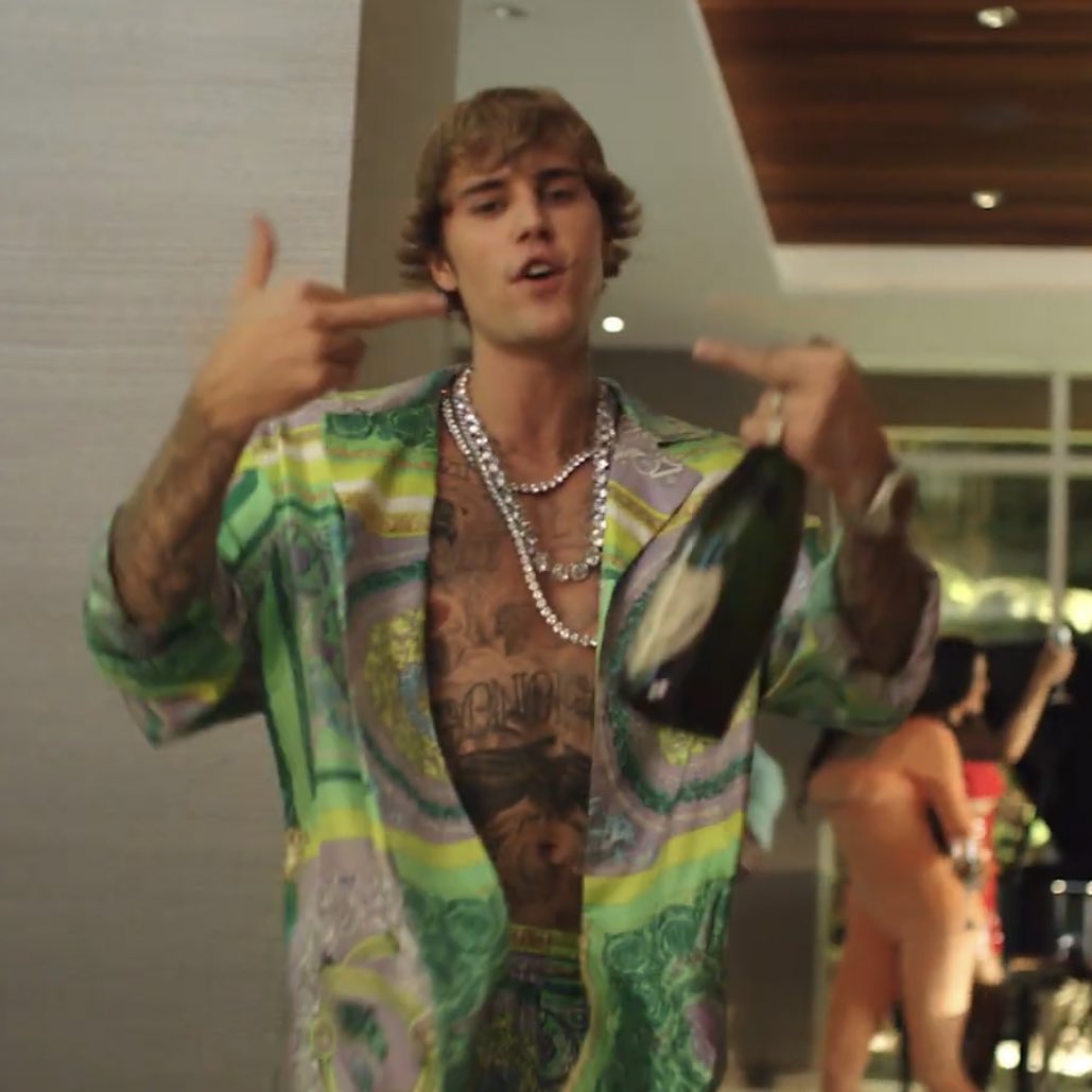 Justin Bieber Showing His Middle Finger