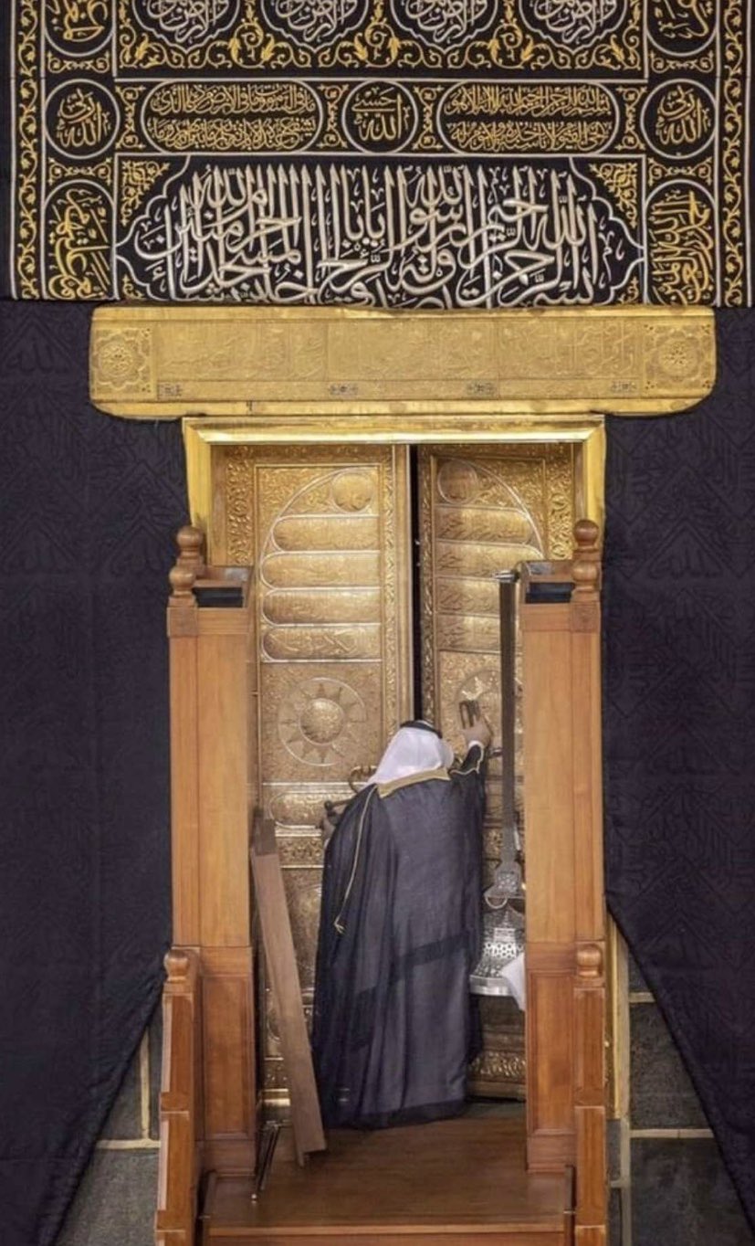 The Holy Mosque's on Twitter: "Keeper of the Kabah Sheikh Saleh Al Shaiba unlocking the doors of ...