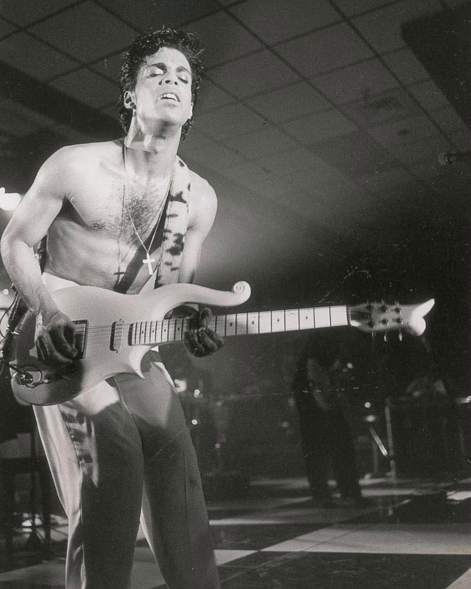 Strapped to the body, making love to the strings / Twitter