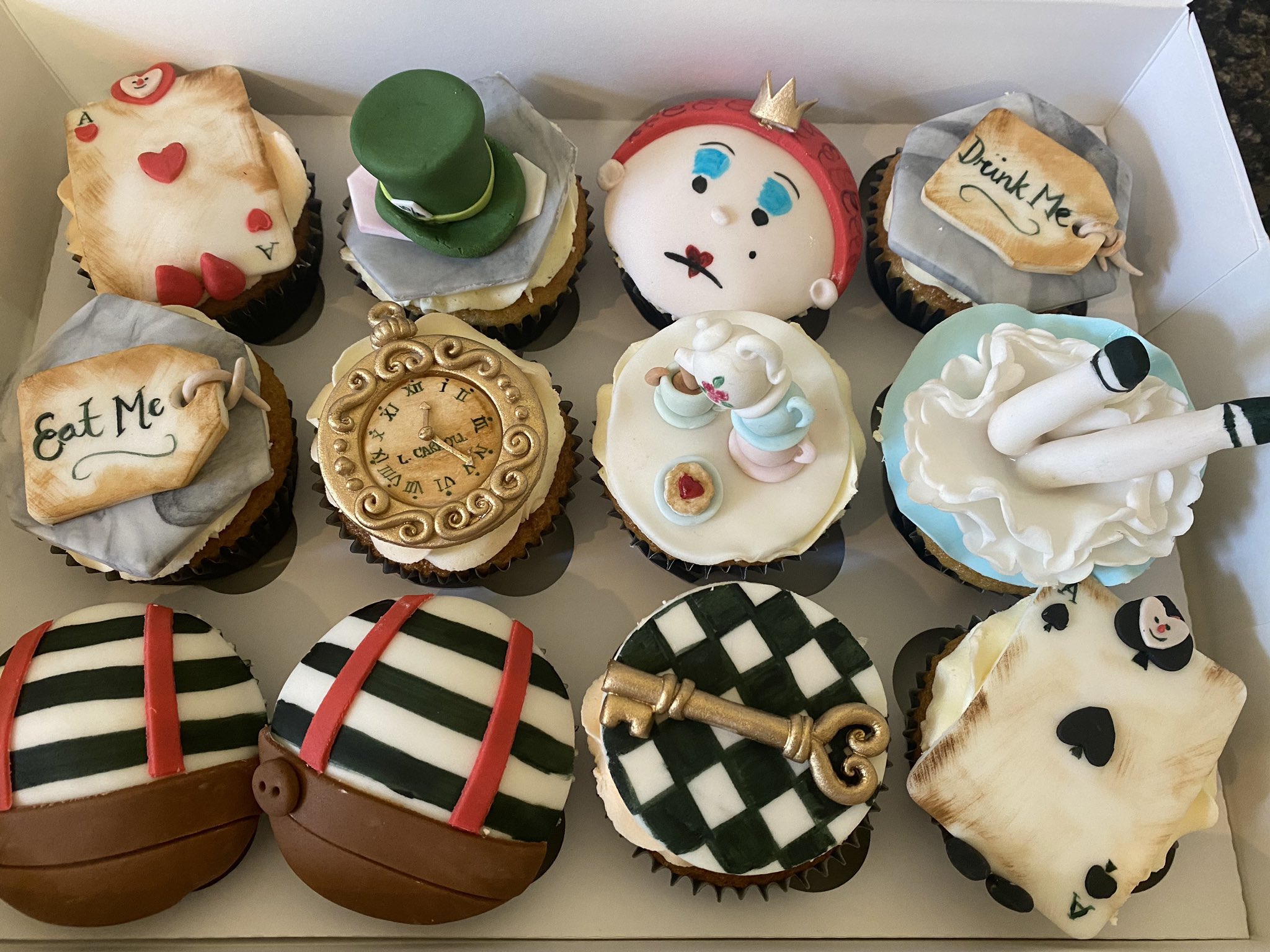 Alice In Wonderland Cupcakes Eat Me